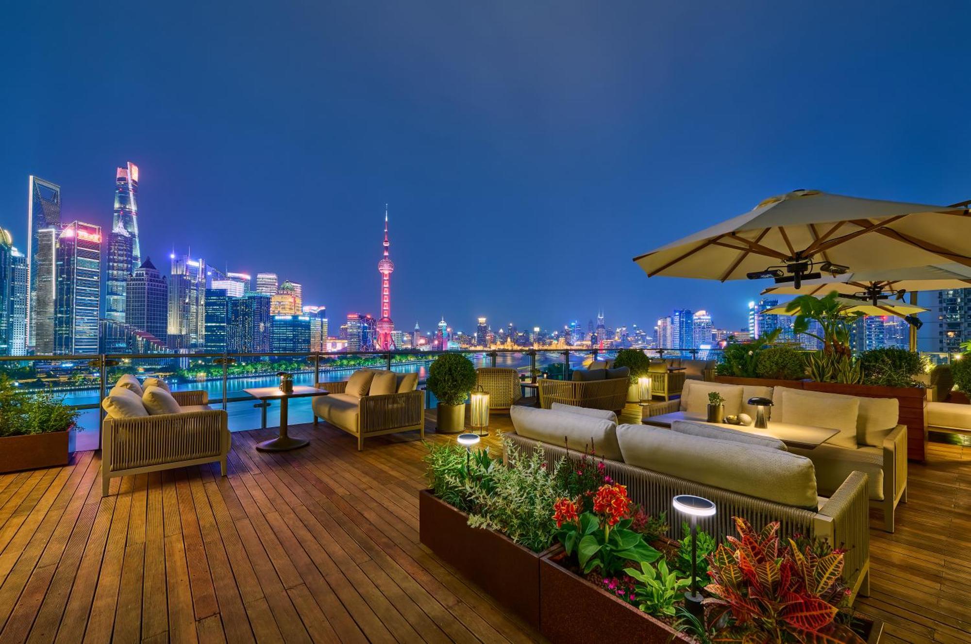 BANYAN TREE SHANGHAI ON THE BUND - TALES ROOFTOP BAR BOASTS A JAW ...